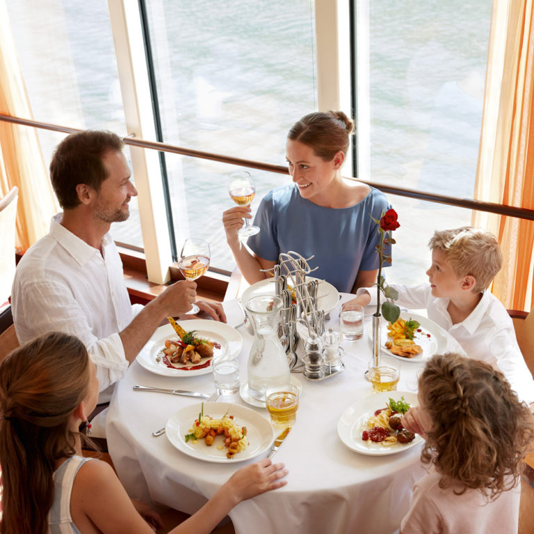 Familie beim Essen - A-ROSA Blog
